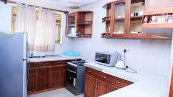 Um frigorífico, um micro-ondas, um forno, uma placa de cozinha