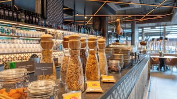 Uma área de bar com diversos alimentos e bebidas.
