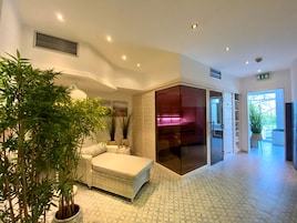 Sauna seca, banheira de hidromassagem