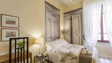 Quarto Clássico com Cama de Casal, 1 cama de casal | Roupa de alta qualidade, edredões de penas, secretária