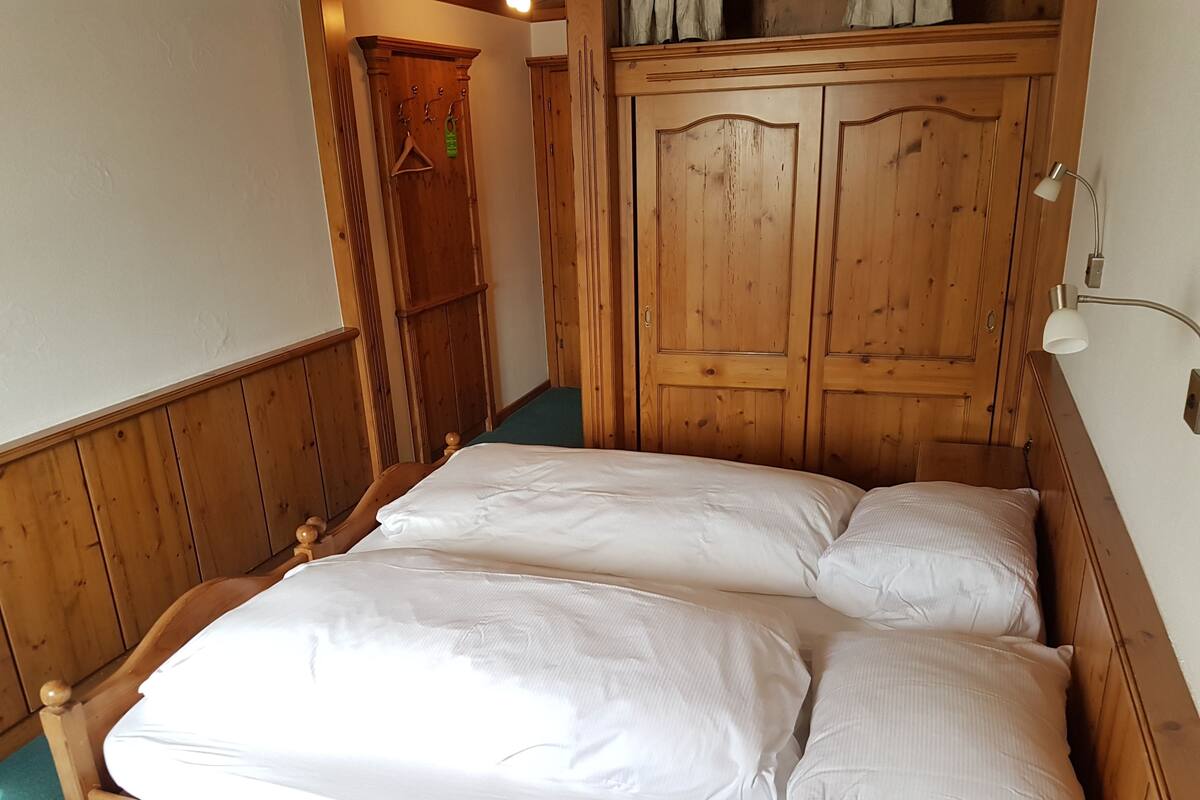 Quarto Duplo Standard, 2 camas individuais | Cofre no quarto, secretária, cortinas/cortinados opacos