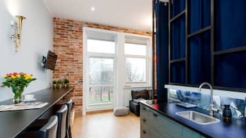 Apartamento (Chicago) | Sala de estar | Televisor de ecrã plano de 32 polegadas com canais por cabo, televisor