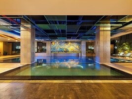 Piscina externa, funciona das 6h às 20h, salva-vidas no local