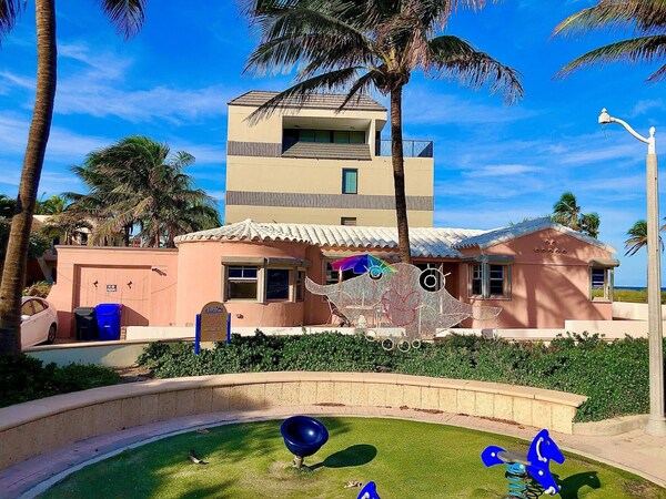 Casa Histórica Frente Al Mar Ubicada En El Paseo Marítimo - Hollywood, FL