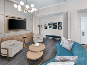 Suite, 1 cama king-size, acesso ao Club Lounge (Petite Lounge) | Cofre no quarto, secretária, cortinas/cortinados opacos 