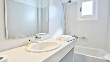 Suite, varanda, vista para o mar | Casa de banho | Artigos de higiene pessoal grátis, um secador de cabelo, chinelos