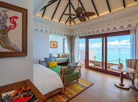 King Overwater Villa | Sala de estar | Televisor LCD de 42 polegadas com canais por cabo, televisor 