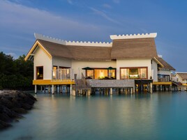 King 2-Bedroom Overwater Pool Villa | Vista do quarto