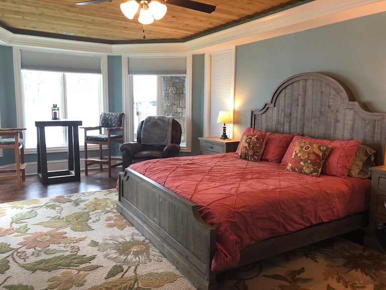 Private, Romantic, Lake Norman Waterfront Suite, Hot Tub + Dock + Sunset Views - Lake Norman, NC