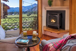 Quarto Individual Superior, vista para a montanha | Sala de estar | TV de ecrã plano 