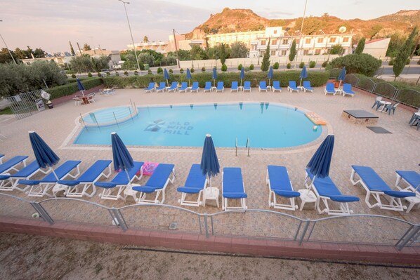 Piscina externa, funciona das 7h30 às 18h, guarda-sóis, espreguiçadeiras