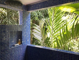 Quarto Duplo Premium (Santorini) | Casa de banho | Um polibã, um chuveiro fixo, artigos de higiene pessoal grátis