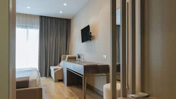 Quarto casal conforto, 1 cama King e sofá-cama, para não fumantes, vista parcial para o mar | Roupas de cama antialérgicas, edredons de pluma