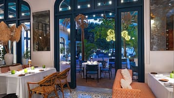 2 restaurantes, café da manhã, local e internacional