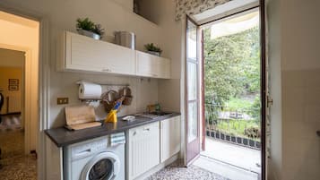 Apartamento superluxo, 5 quartos | Cozinha privada | Geladeira, micro-ondas, fogão, cooktop