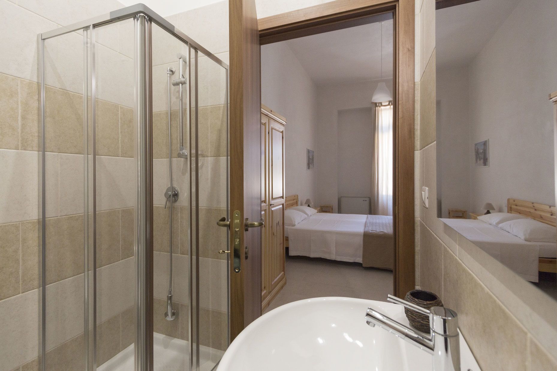 Quarto casal, 1 cama Queen (uno) | Banheiro | Chuveiro, produtos de toalete grátis, secador de cabelo, bidê