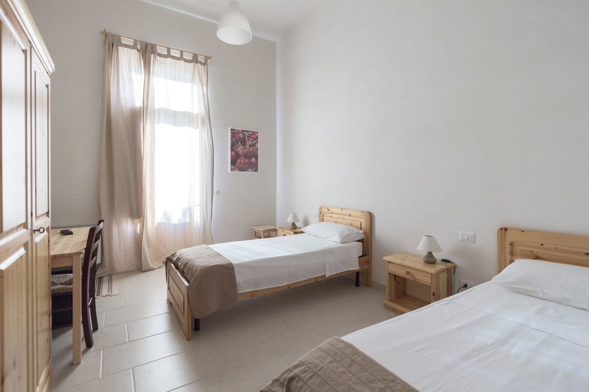 Quarto duplo | Roupas de cama premium, frigobar, escrivaninha, cortinas blackout