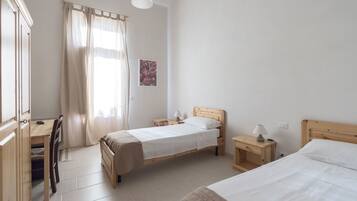 Quarto duplo | Roupas de cama premium, frigobar, escrivaninha, cortinas blackout