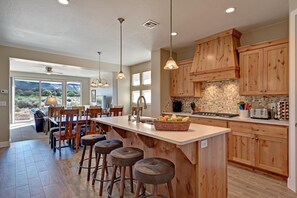 Casa, várias camas, vista para a montanha (I Could Live Here) | Cozinha privada | Geladeira, micro-ondas, fogão, cooktop