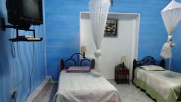 Quarto Twin, não fumadores | Secretária, cortinas/cortinados opacos, Wi-fi grátis