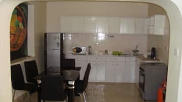 Um frigorífico no espaço comum, um micro-ondas no espaço comum