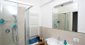 Apartamento Superior | Casa de banho | Artigos de higiene pessoal grátis, um secador de cabelo, um bidé 