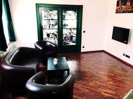 Apartamento, 2 quartos | Área de estar | TV de tela plana