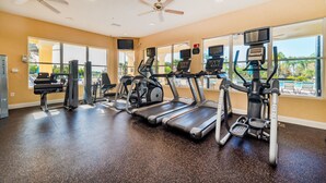 Uma academia com esteiras, elípticos e equipamentos de musculação.