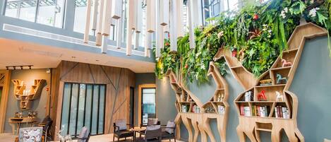 Área de estar no saguão