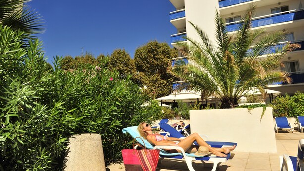 Terraço com espreguiçadeiras