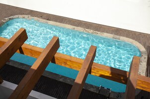 Piscina exterior, espreguiçadeiras 