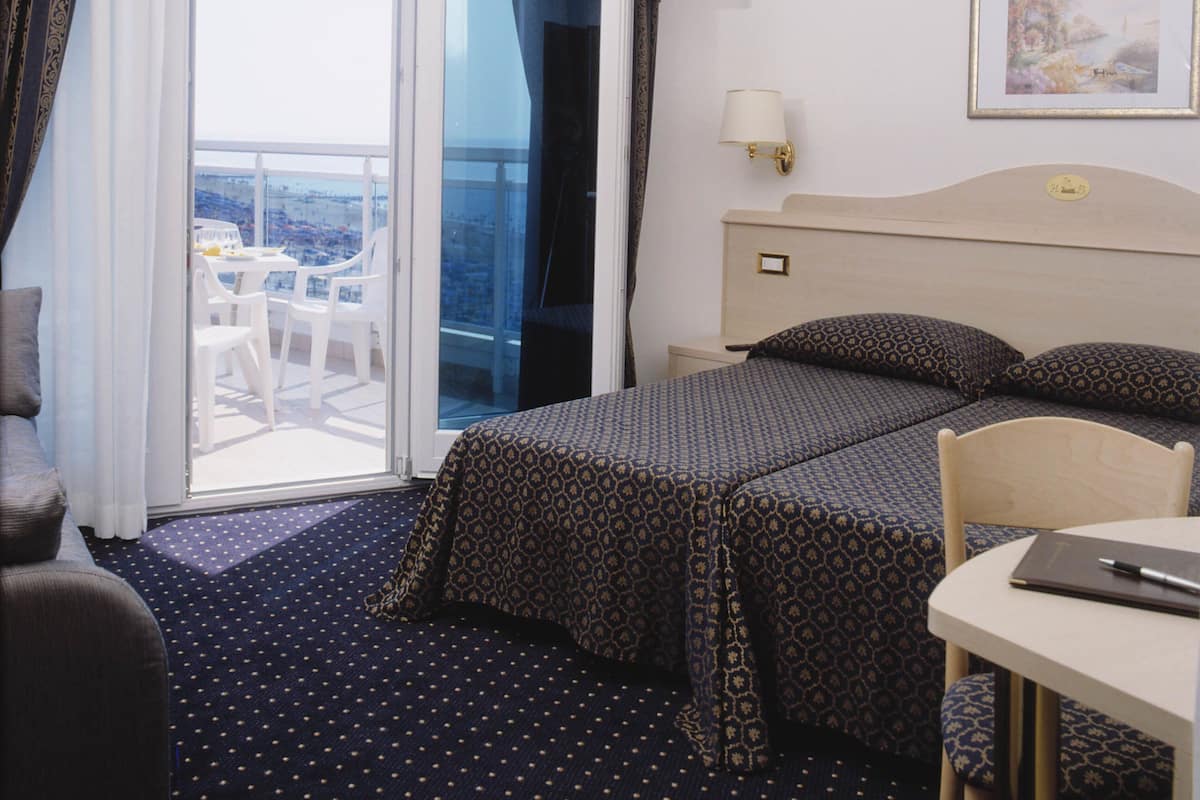 Minibar, cofre no quarto, berços/camas para crianças 