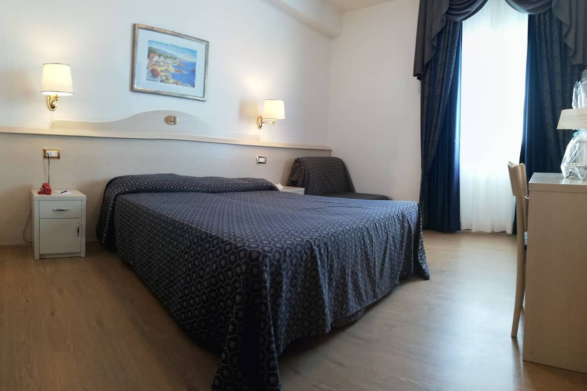 Minibar, cofre no quarto, berços/camas para crianças 