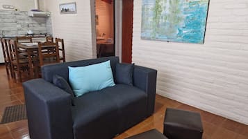 Bungalow, 2 quartos, vista para o jardim | Sala de estar | Smart TV de 43 polegadas com canais digitais, televisor