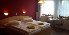 Quarto Duplo | Secretária, ferro/tábua de engomar, berços/camas para crianças 