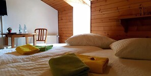 Quarto Duplo Deluxe | Secretária, ferro/tábua de engomar, berços/camas para crianças 
