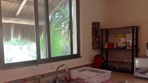 Casa, 2 quartos, não fumadores | Kitchenette privada | Um frigorífico, um micro-ondas, um forno, uma placa de cozinha 