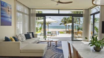 The Level 3-Bedroom Beachfront Pool Villa | Sala de estar | Televisor LCD