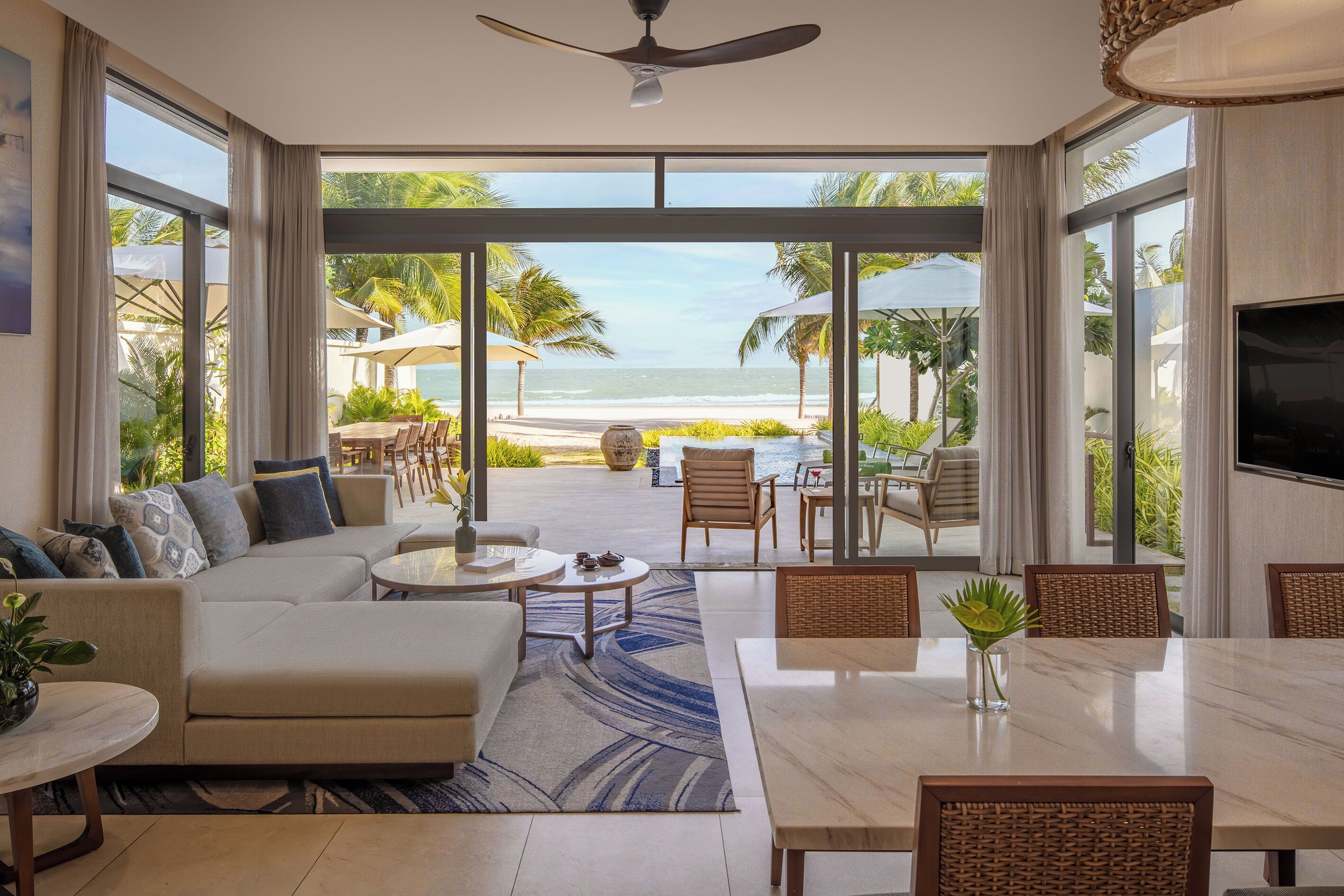 The Level 3-Bedroom Beachfront Pool Villa | Minibar, cofre no quarto, com decoração personalizada 