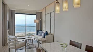 Suite, 2 quartos, vista para o oceano | 2 quartos, minibar, cofre no quarto, com decoração personalizada