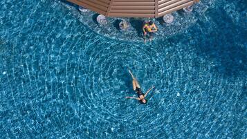 2 piscinas exteriores, toldos gratuitos, guarda-sóis