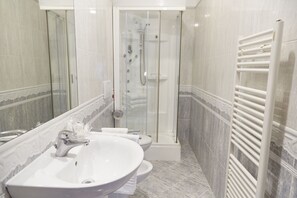 Chuveiro, ducha de hidromassagem, produtos de toalete grátis 