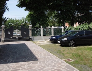 Estacionamento sem manobrista (sujeito a cobrança)