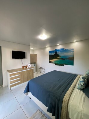 Quarto casal ou duplo standard, para não fumantes | Frigobar, cofres nos quartos, cortinas blackout, Wi-Fi de cortesia