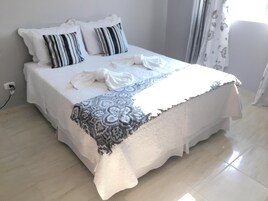 Frigobar, cortinas blackout, Wi-Fi de cortesia