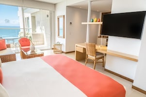 Suíte júnior | Roupas de cama premium, cofres nos quartos, individualmente mobiliados