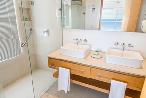 Suíte luxo, 2 quartos, vista para o mar | Banheiro | Chuveiro, produtos de toalete grátis, secador de cabelo
