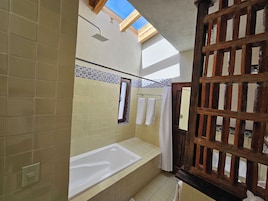 Master Suite King with Private Bathroom | Banheiro | Produtos de toalete de grife, toalhas de banho