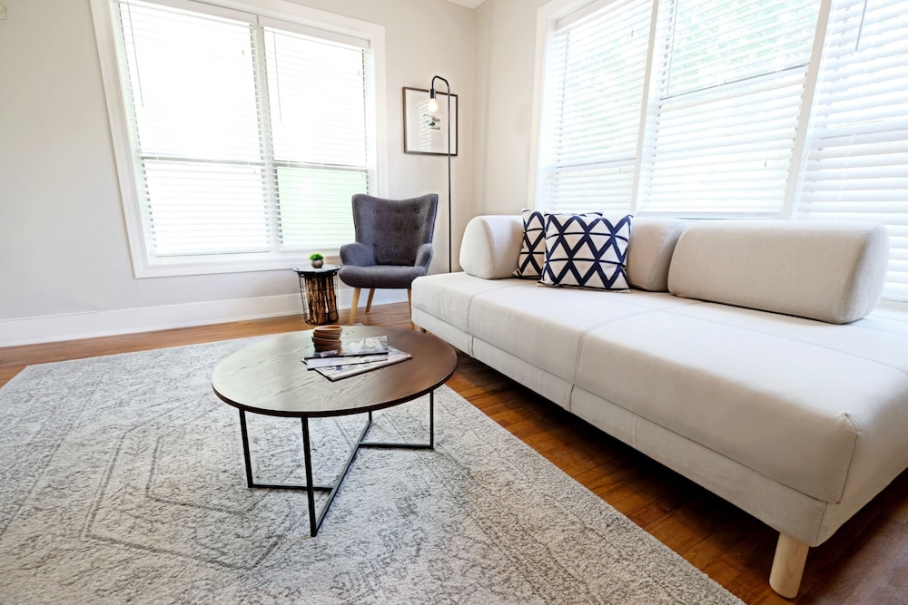 Fresh + Bright Flat | M Streets - Texas