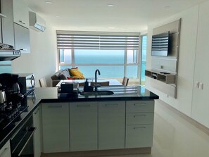 Apartamento Familiar, várias camas, acessível | Sala de estar | Televisor 